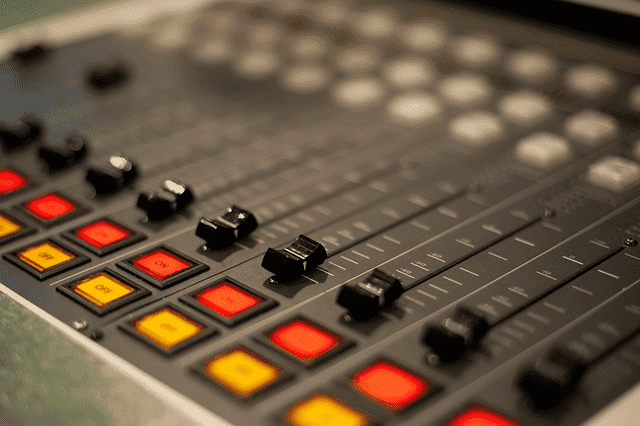 FM Charts vs Streams: Who Really Sets Music Trends in 2026? - Glacer FM